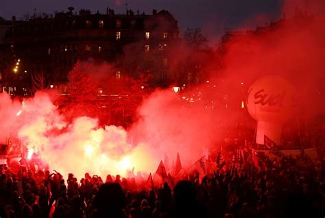 Huelgas Y Manifestaciones Masivas En Francia En Contra De Una Reforma