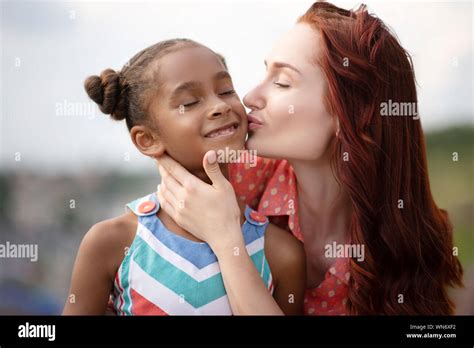 Mère De Famille Aux Cheveux Rouge Baiser Sa Belle Fille à La Peau