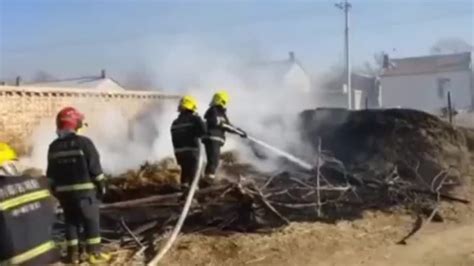 儿童燃放烟花爆竹，引发秸秆堆垛起火凤凰网视频凤凰网