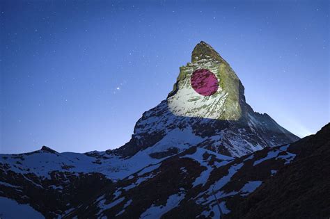 La Bandera De Estados Unidos Fue Proyectada En Los Alpes Suizos En Un