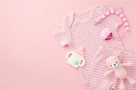 아기 액세서리 개념 핑크 유아복 셔츠 반바지 젖꼭지 체인 병 모양의 이빨과 젖꼭지 테디 베어 장난감의 탑 뷰 사진 카피 스페이스