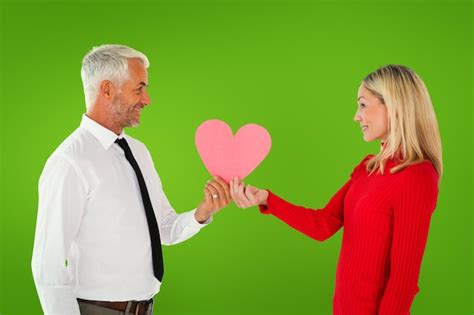 Homem Bonito Recebendo Um Cartão De Coração De Esposa Contra Vinheta
