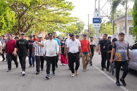 Pj Gubernur Sulsel Bupati Bulukumba Jalan Santai Bersama Warga Sambil