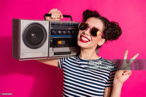 그녀의 클로즈업 초상화 그녀의 좋은 매력적인 매력적인 매력적인 귀여운 쾌활한 쾌활한 소녀 보여주는 V기호 를 들고 붐박스 를