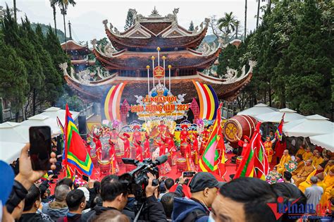 Chùa Hương đông kín khách trong ngày khai hội THÔNG TIN VĂN HÓA PHẬT