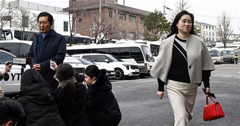 웃으며 지나가는 김계리 변호사