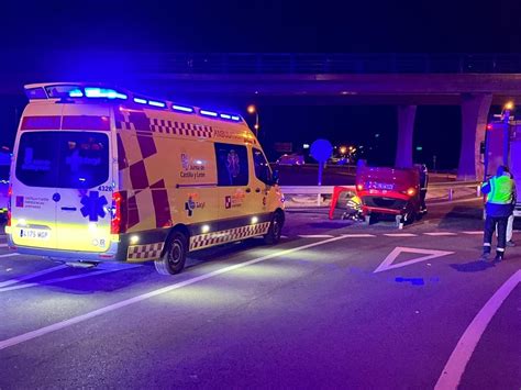 Hombre De 30 Años Herido Tras Volcar Coche En Rotonda Que Conecta