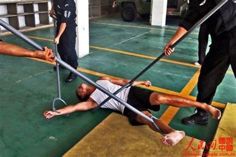 ว้าว ไม้ง่ามจับคน ตำรวจจีนโชว์เทคนิคไม้ง่ามสไตล์เสาหลิน ใช้จับกุมคนร้ายอาละวาดได้อยู่หมัด