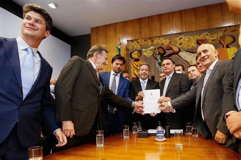 Bolsonaro vai à Câmara para entregar projeto de privatização dos Correios Jornal de Itatiba