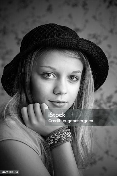 신혼여행 중인 혼혈의 젊은 군인커플 흑백 세로는 Of 금발 10대 여자아이 In Black Hat 2015년에 대한 스톡 사진 및 기타 이미지 Istock