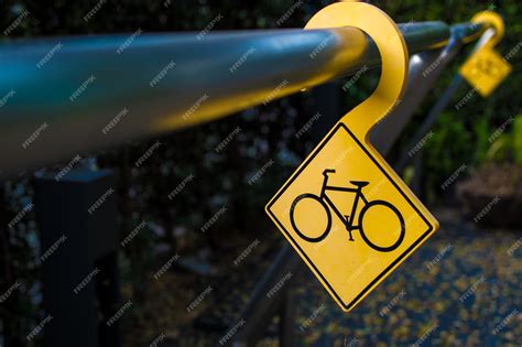Letrero De Estacionamiento De Bicicletas Amarillas En La Plancha Foto