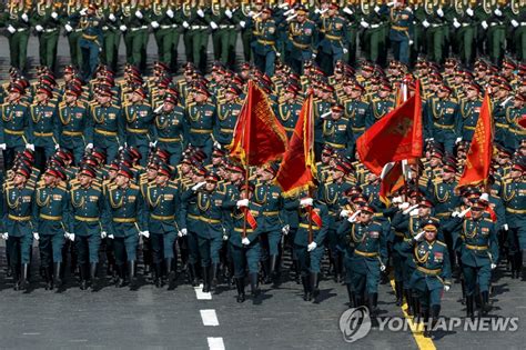 확 쪼그라든 러 전승절 열병식…우크라전 탓 병력·장비 소진 한국경제