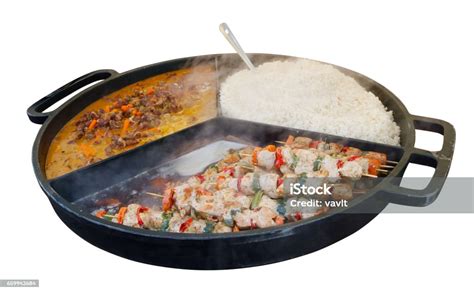 길거리 패스트 푸드삶은 쌀 칠리 고추 소스와 쇠고기 고기 큰 강철 프라이팬에 나무 꼬치에 튀긴 돼지고기 패치와 격리 갈색에 대한