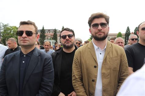 ირაკლი სრულიად საქართველოს ზუგდიდიდან გილოცავთ ოჯახის სიწმინდისა და მშობლების პატივისცემის