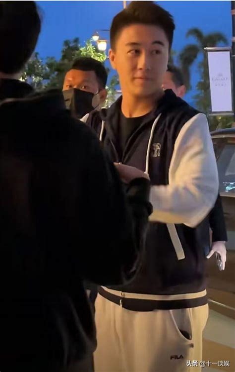 何猷君與妹妹同框看演唱會，何超欣儀態遭吐槽，兄妹倆被指太愛玩 每日頭條