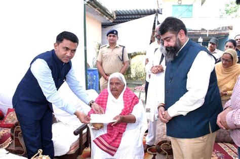Free Photo Goa Cm Honours Wife Of Martyr Sardar Karnail Singh In Haryana