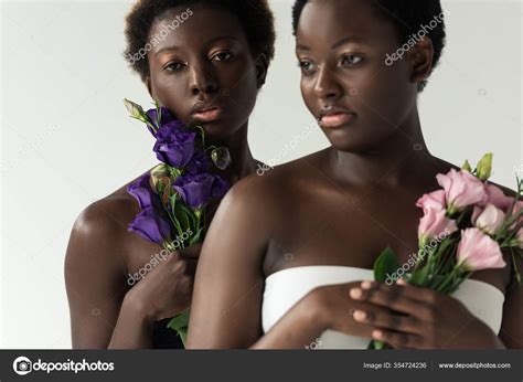 Mujeres Afroamericanas Atractivas Tops Con Flores Rosadas Púrpuras