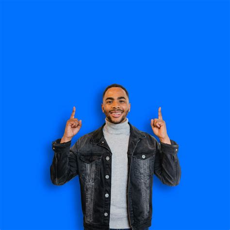 Foto Una Persona Sonriendo Y Levantando Las Manos Imagen Azul Gratis