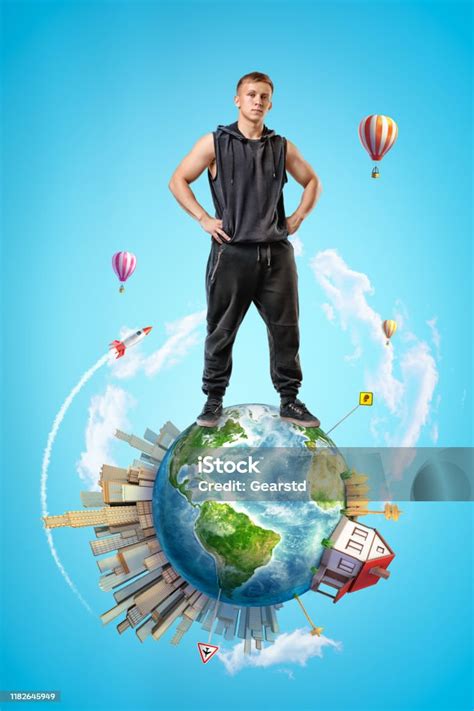 밝은 푸른 하늘에 고층 빌딩과 1 층 집 작은 행성 지구에 서 자신감 젊은 스포티 한 남자 개념에 대한 스톡 사진 및 기타 이미지 Istock