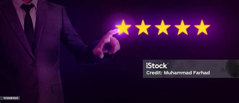 비즈니스 맨은 빛나는 노란색 별과 함께 화면에 별 다섯 등급을 터치 개념에 대한 스톡 사진 및 기타 이미지 개념 계급 고객 Istock