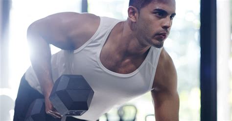 강한 근육 이두박근 성장 및 운동 성능을 위해 체육관에서 훈련하는 피트니스 남자 및 웨이트 운동선수 보디빌더 역도를 위한 스포츠 센터 지구력 운동 및 건강 20 24세에