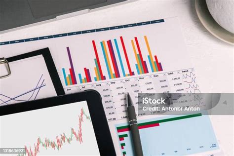 문서 태블릿 및 차트가 있는 데스크톱입니다 회사의 활동 분석 예산 계획 감사 및 세금 계산 대출 발행 및 급여 계산의 개념 주식 시장 0명에 대한 스톡 사진 및 기타 이미지