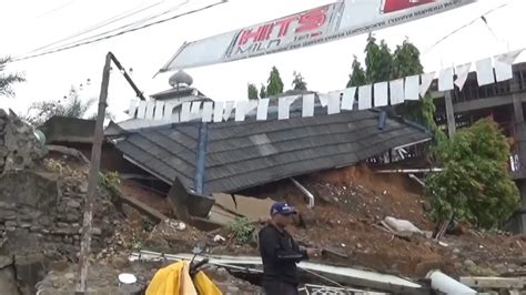 Tebing 15 Meter Longsor Akses Jalan Warga Di Bengkulu Terputus