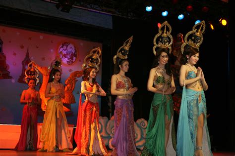 泰国曼谷人妖登台表演娇俏妩媚新浪图片