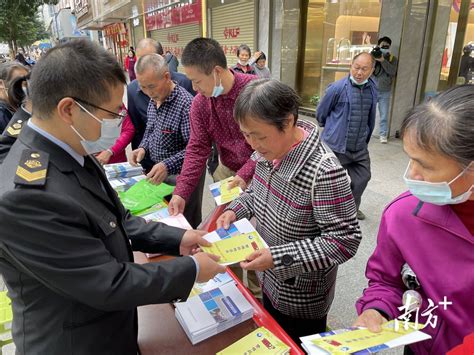 连州市市场监督管理局进商圈开展禁毒宣传教育活动群众段灿