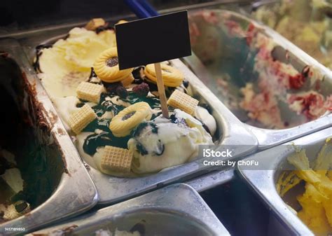 블루 베리 치즈 케이크 맛과 젤라토 아이스크림의 다른 맛을 수제 아이스크림 가게의 쇼케이스에서 빈 쟁반에서 닫으십시오 0명에