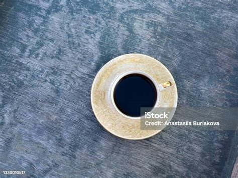 빈티지 블루 그레이 나무 배경에 커피 컵 여름 플랫 레이 텍스트 및 제품의 공간을 복사합니다 맨 위 보기입니다 0명에 대한 스톡 사진 및 기타 이미지 Istock