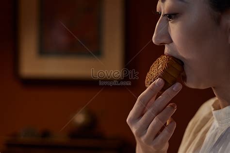 Mid Autumn Festival Calligraphy Beauty Eat Moon Cake Larawannumero Ng