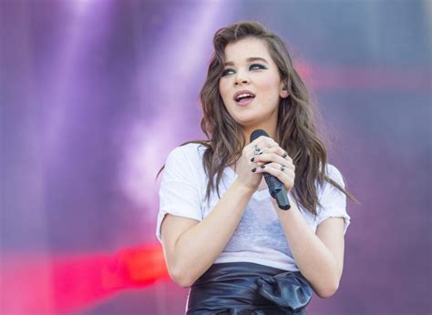 Hailee Steinfeld Height How Tall Is The American Actress And Singer