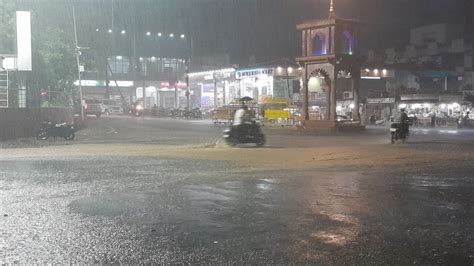 राजस्थान में यहां भारी तूफानी बारिश जमीन धंसने से कारें गिरी घरों में