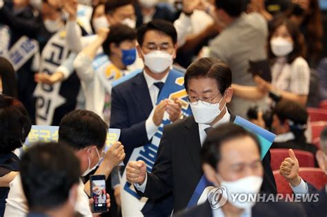 광주 합동연설회 입장하는 이재명·박용진 연합뉴스