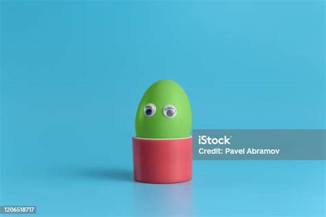 파란색 배경에 둥근 빨간 상자에 눈을 가진 녹색 계란 최소한의 행복 부활절 개념 장식입니다 텍스트 모형의 공간을 복사합니다 0명에 대한 스톡 사진 및 기타 이미지 Istock