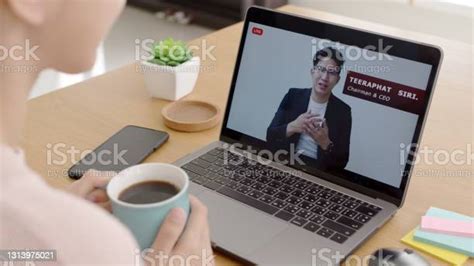 백 리어 뷰 젊은 아시아 여성은 가상 비즈니스 컨퍼런스 웨비나 관리 타운 홀 또는 아시아 스피커 개념으로 원격으로 격리 사회
