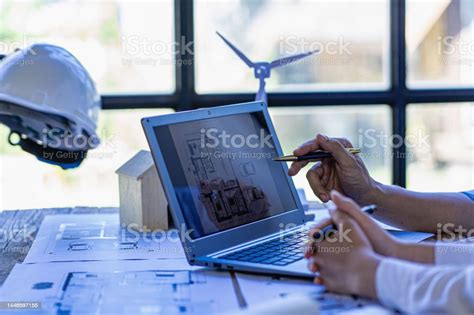 전문 설계 엔지니어는 순수한 자연 에너지를 사용하고 주택 지붕에 태양 전지판과 풍력 터빈을 설치하여 전기 에너지 절약 및 지구 온난화 아이디어를 생성하는 계산에 대해