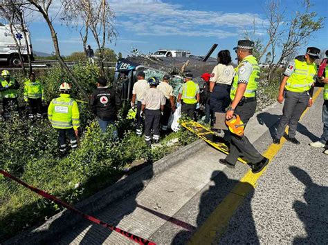 Al menos 7 muertos deja volcadura de autobús en la México Querétaro