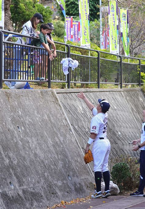 ＜ヤクルト浦添キャンプ＞ファンのサインに応じ、ユニホームを投げ上げる村上（撮影・尾崎 有希） ― スポニチ Sponichi Annex 野球