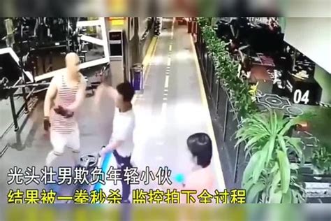 监控：光头壮男欺负瘦弱小伙，结果被当场ko，监控还原全过程监控壮男小伙