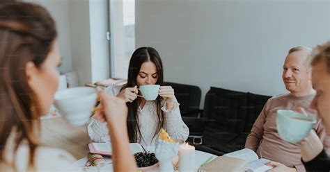 음식과 음료가 있는 테이블 주위에 앉아 있는 한 무리의 여성들 사진 Unsplash의 커피 피플 이미지