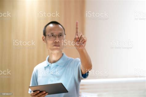 아시아계 남성 샐 러 리 맨 사무실에서 제스처를 지적 하 고 배경을 흐려 합니다 40 49세에 대한 스톡 사진 및 기타 이미지
