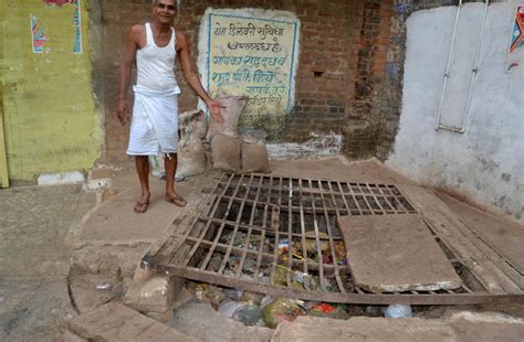 Negligence Of Governance भू जल रिचार्ज करने गांव में बन रहे अमृत सरोवर