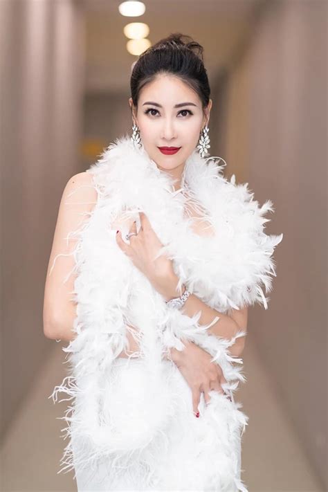 Hoa Hậu Hà Kiều Anh Mặc Váy đẹp Như Thiên Nga