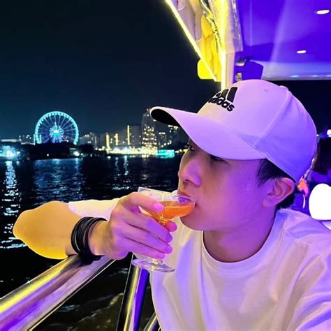 如何判斷對方是不是喜歡你 在大一的時候喜歡過一個以前高中的同班同學我們大學就讀不同學校有次回了限時動態後穩聊了快一個學期但就是沒有什麼