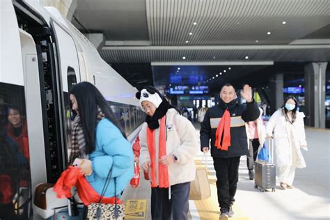 大年初二 川青铁路首开旅游专列