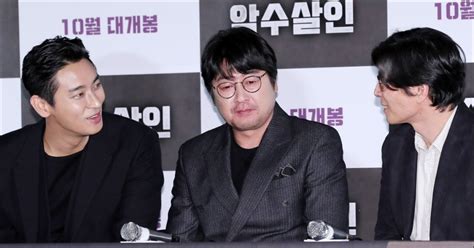 포토]주지훈 김윤석 김태균 감독 잠시 회의중