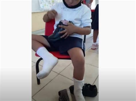 Va A Scuola Con Le Scarpe Rotte La Maestra Se Ne Accorge Ed Ecco Cosa Fa