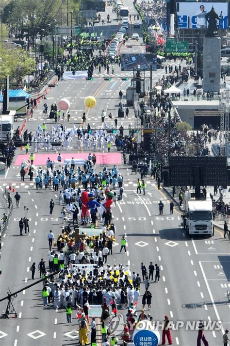 오늘은 부활절 대규모 축하 퍼레이드 연합뉴스